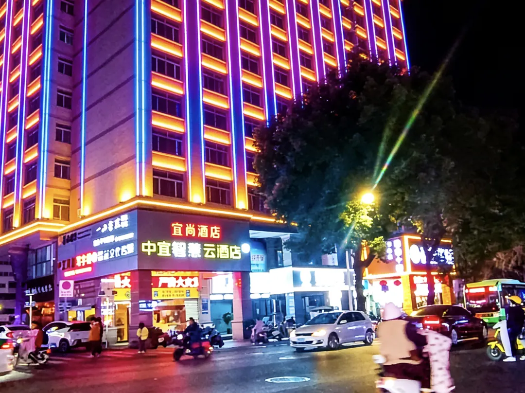 Zhongyi Light Luxury Cloud Hotel - Anqing