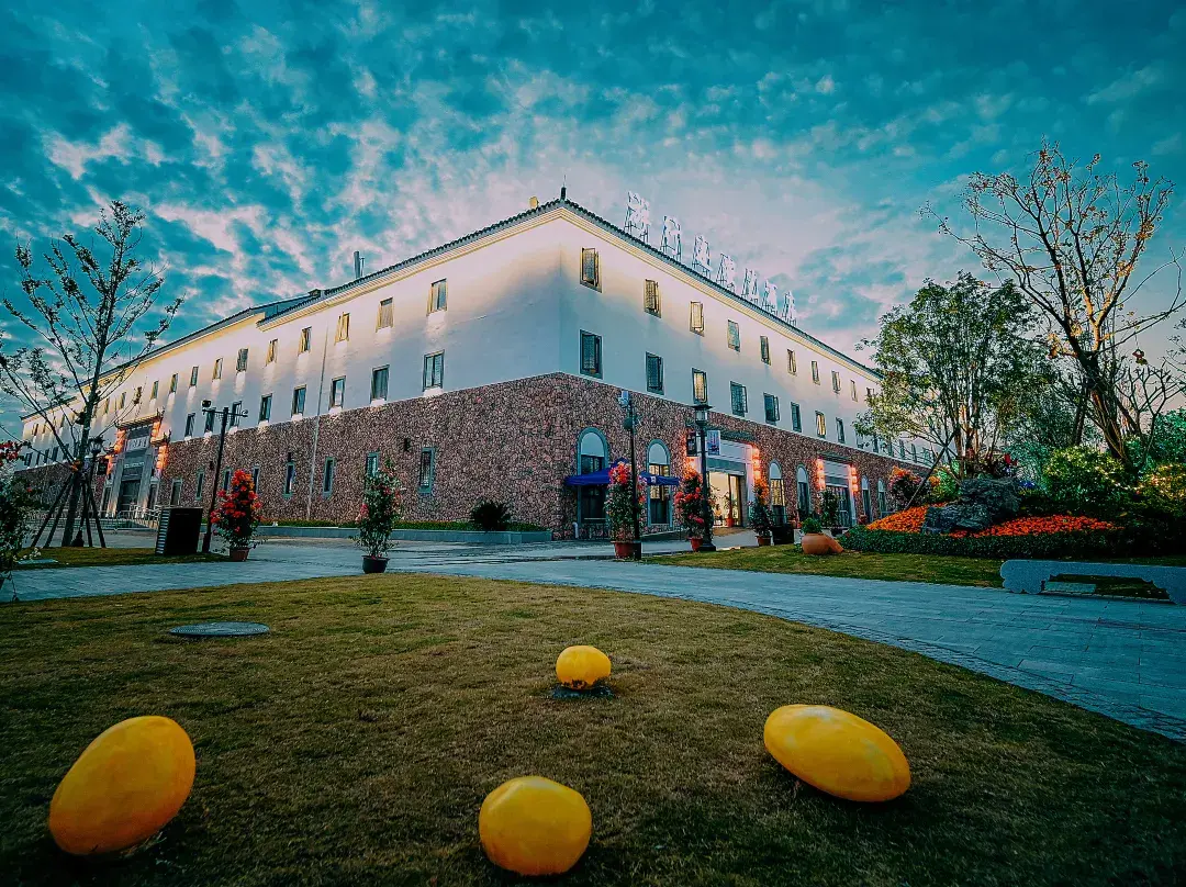 Meizhou Parade Performing Arts Hotel - Meizhou