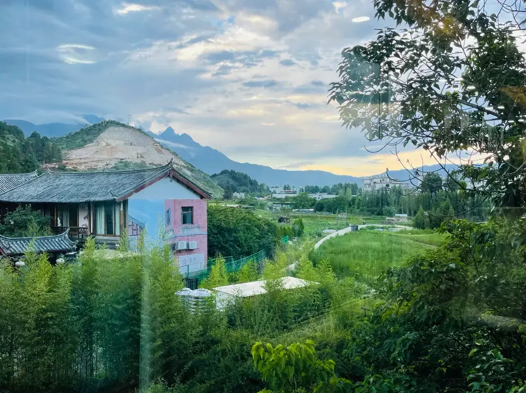 Under The Trees · Creek Whisper Holiday Inn Resort - Lijiang