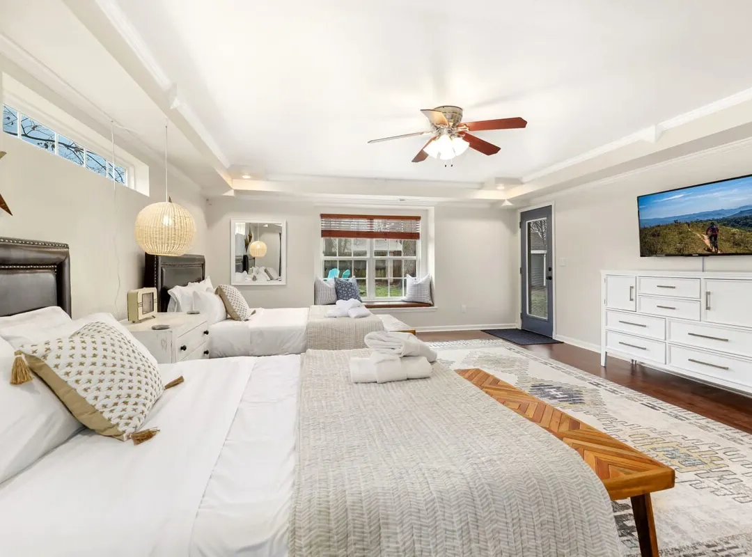 Charming Oasis With Luxury Amenities - Cozy Retreat Near Downtown - Bentonville, AR