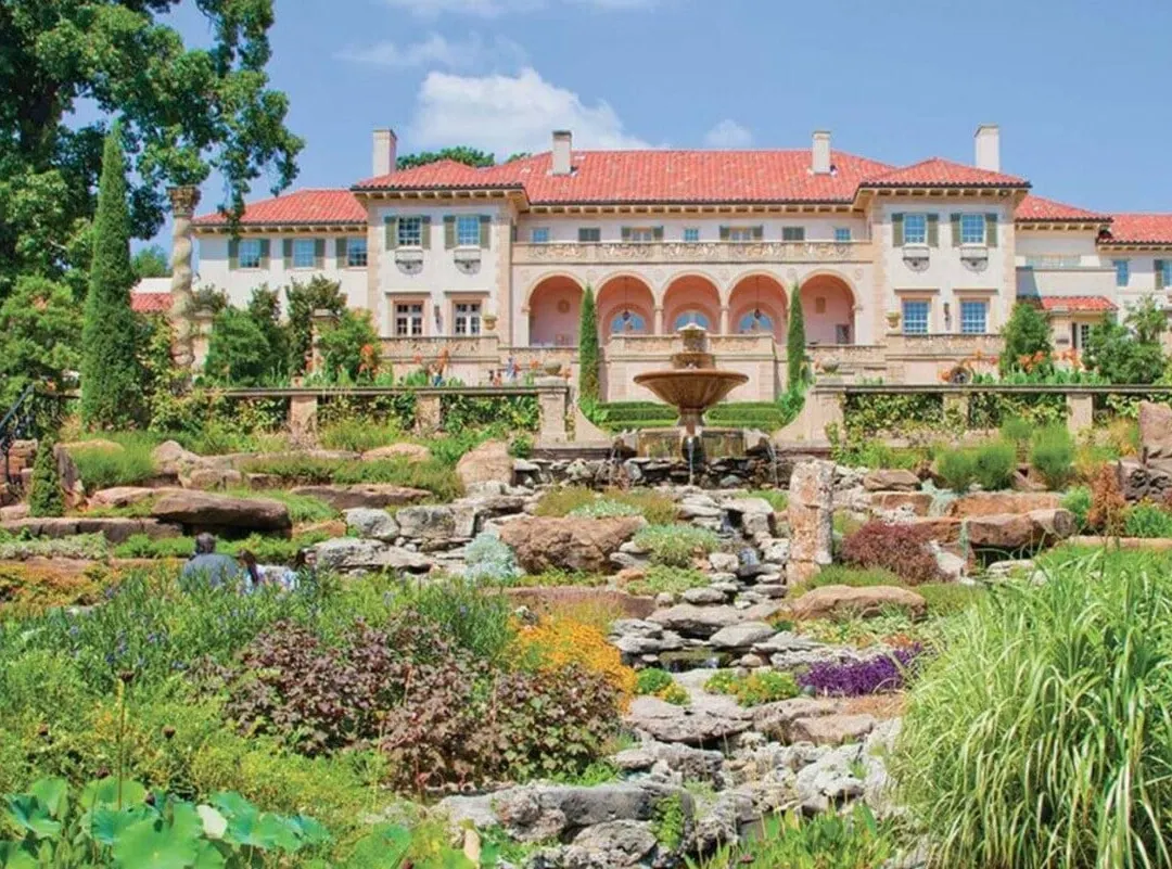 Spacious Fenced Backyard And Fire Pit - Inviting Tranquil Retreat - Tulsa, OK