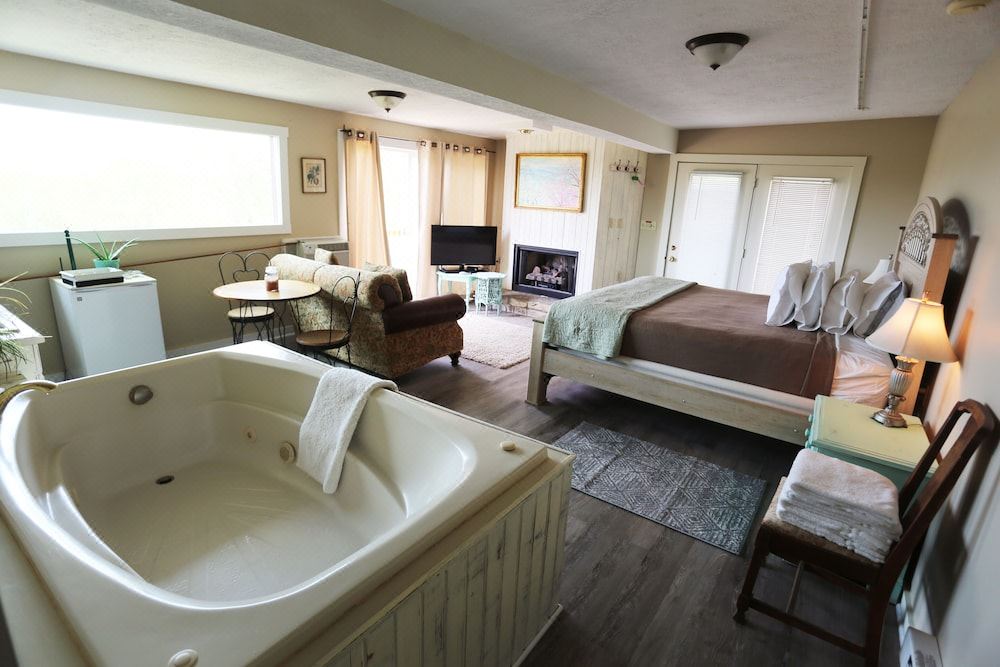 Treetop Retreat - Nashville, IN