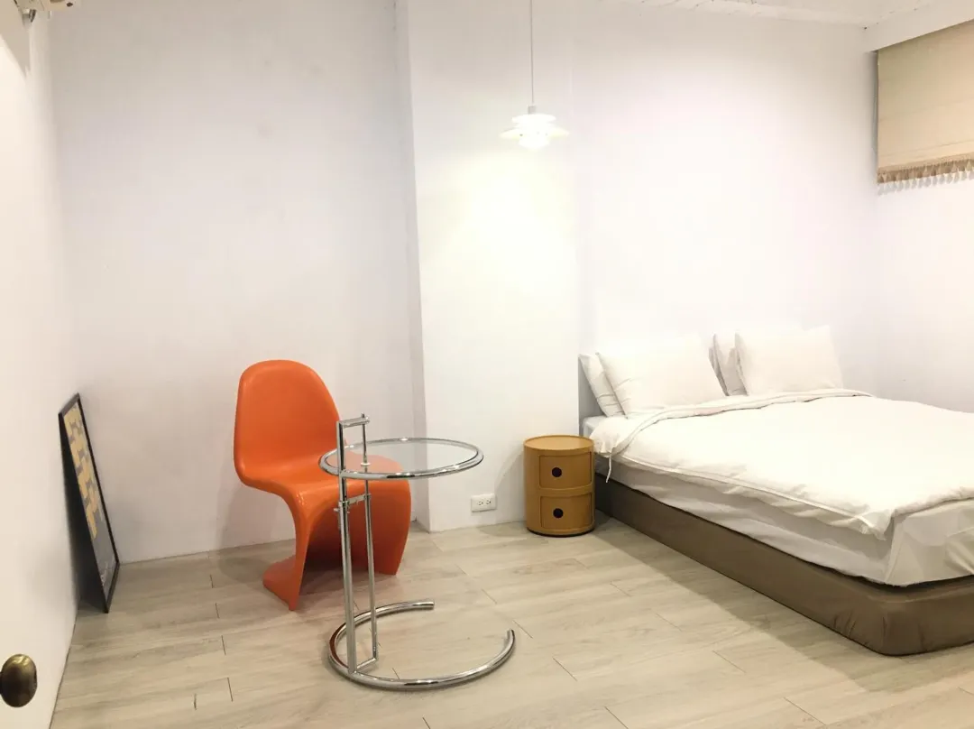 Xiu Shni Holiday Inn - Lugu