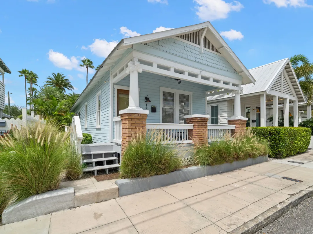 Modern Comforts And Spacious Front Porch - Charming Historic Haven - Tampa