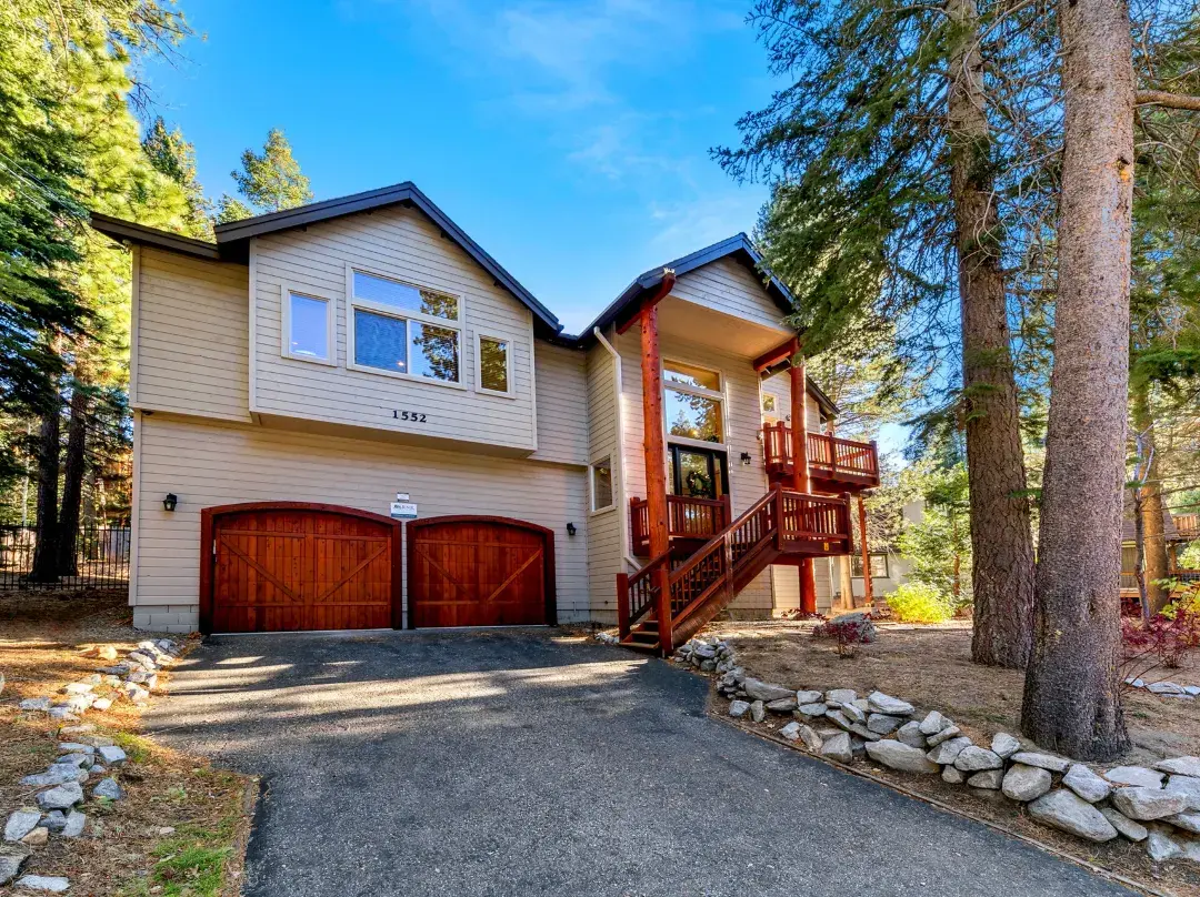 Fenced Backyard With Outdoor Bar And Bbq - Stunning Mountain Retreat - Lake Tahoe