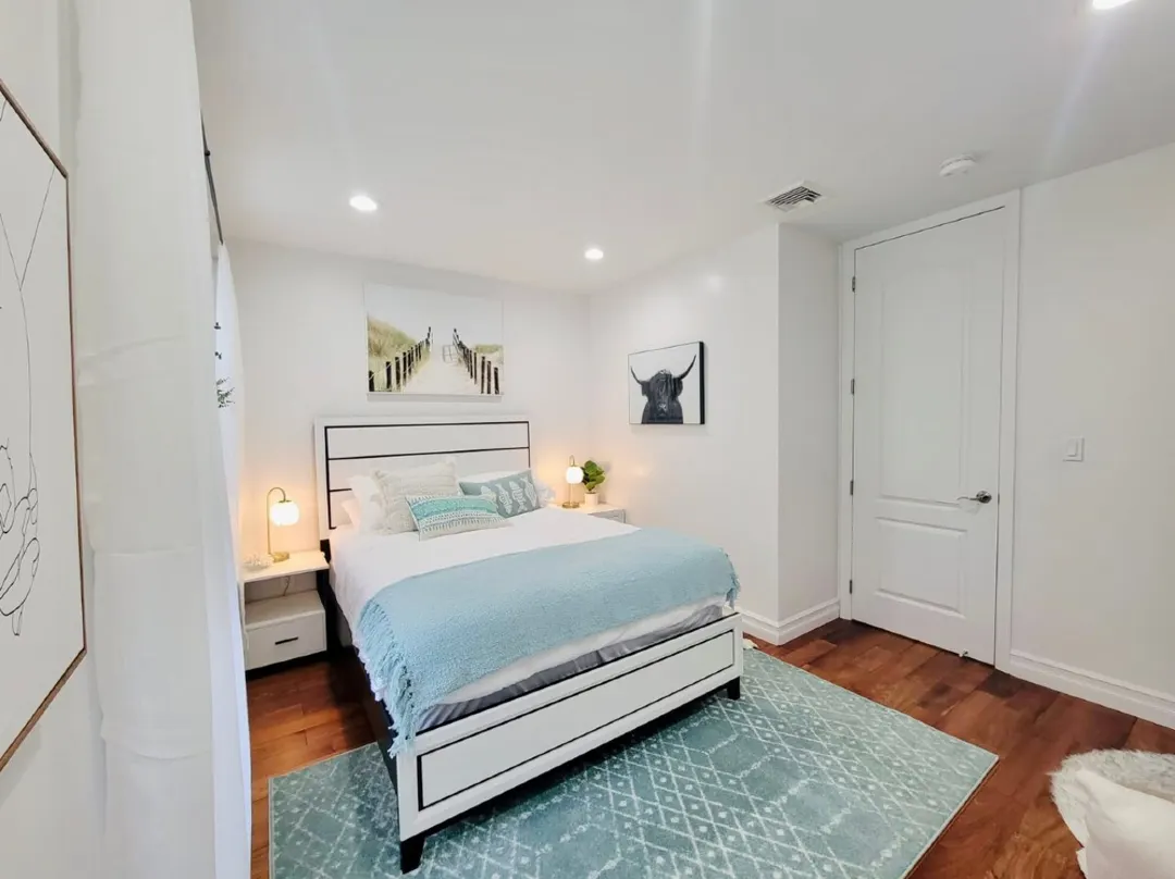 Charming Brownstone With Modern Amenities - Stylish Urban Retreat - New York