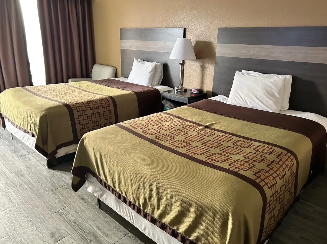 The Surrey Inn - Milano, TX