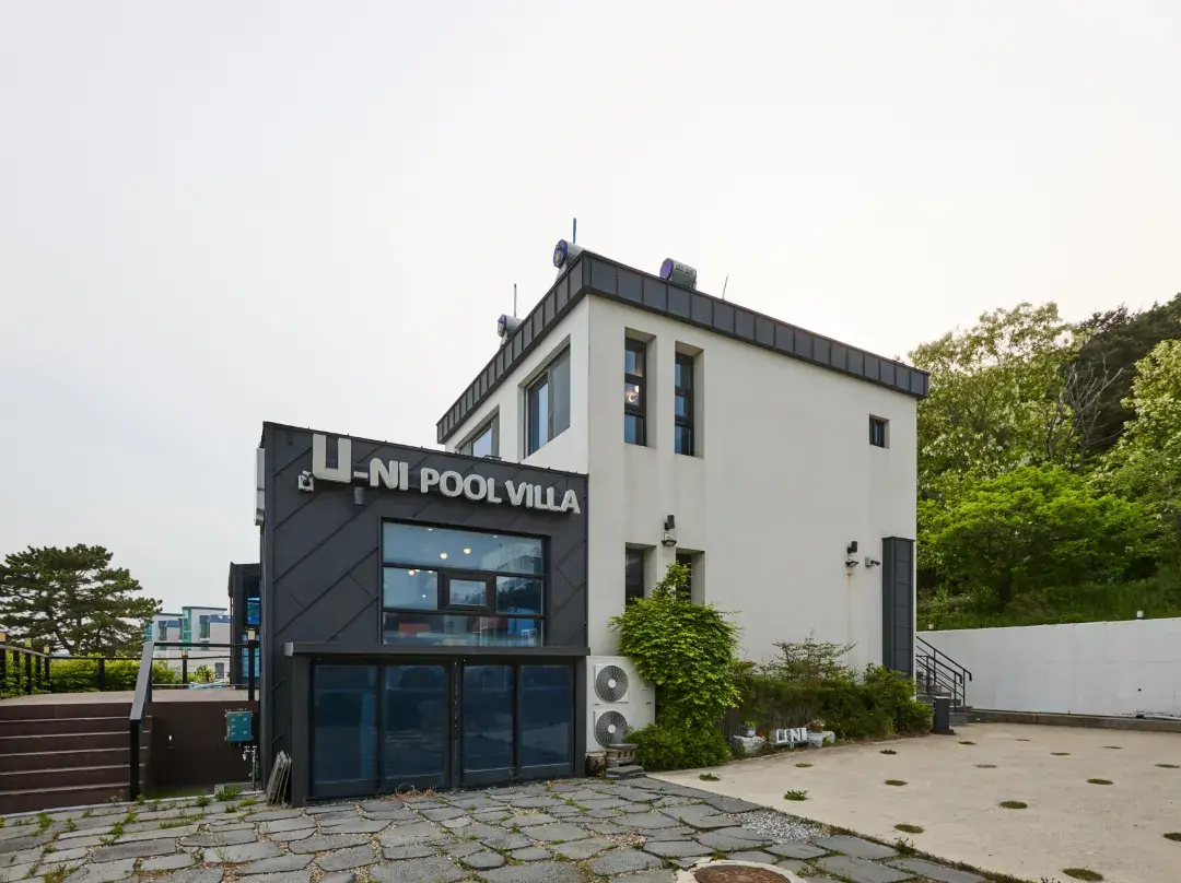 Pohang Uni Pool Villa - Gyeongsangbuk-do