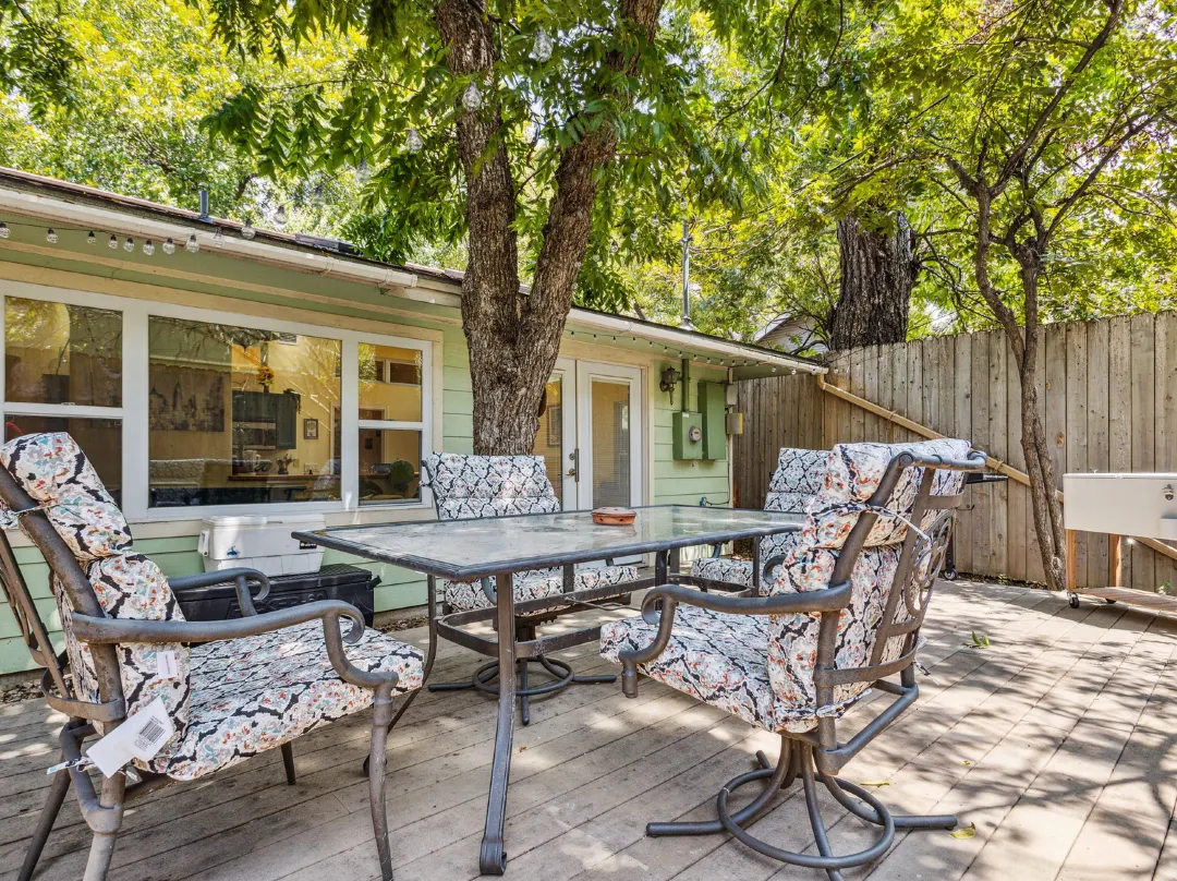 Serene Shaded Porch And Modern Comfort - Charming Urban Oasis - Austin