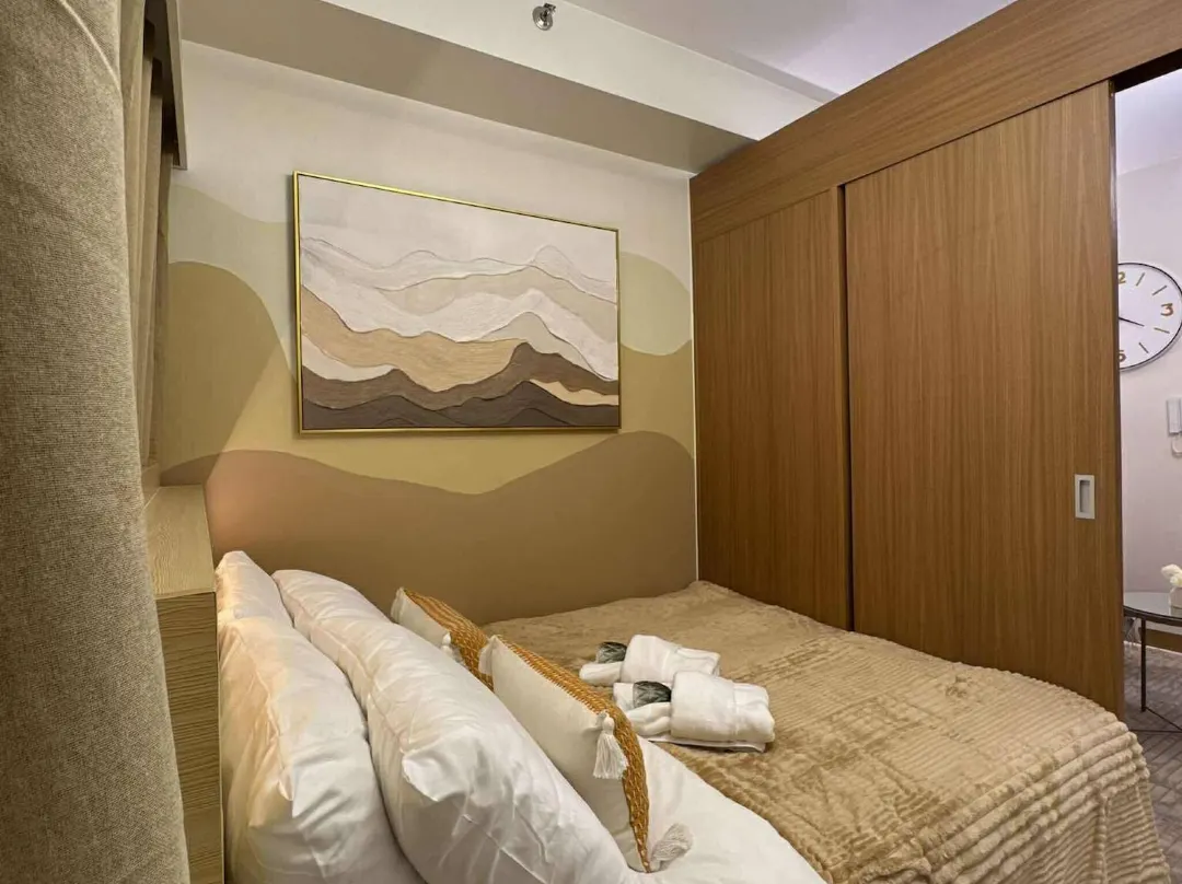 Red Luxe Haven Comfy Stay, Netflix And Fast Wifi Ready - Makati