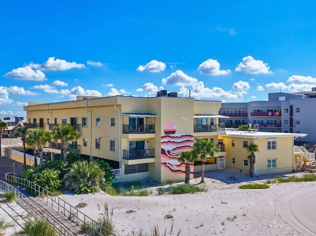 Access To Pool And Bbq Facilities Await You - Gorgeous Tropical Retreat - Madeira Beach, FL