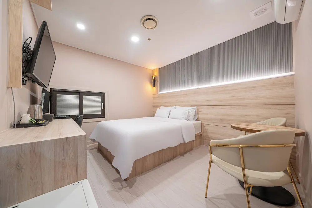 Hwajeong Jun Hotel - 일산동구