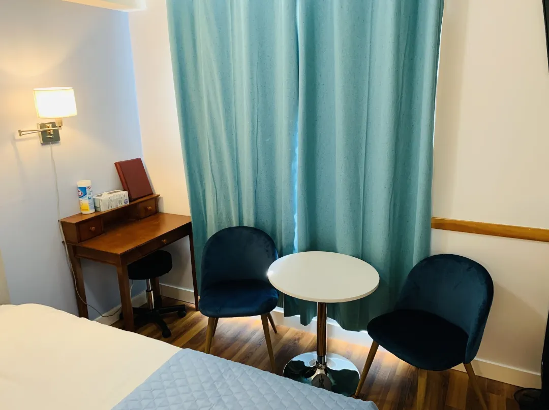 A Small Hotel Room For Mountain Lovers - Canmore