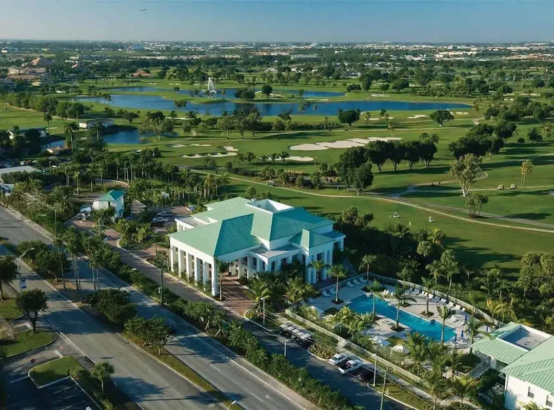 Golf Course Access And Resort-style Amenities - Stylish Retreat - Miami, FL