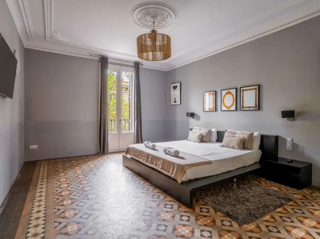 Plaza Urquinaona| Spacious 3bd 2.5bth Catalan Home - Barcelona