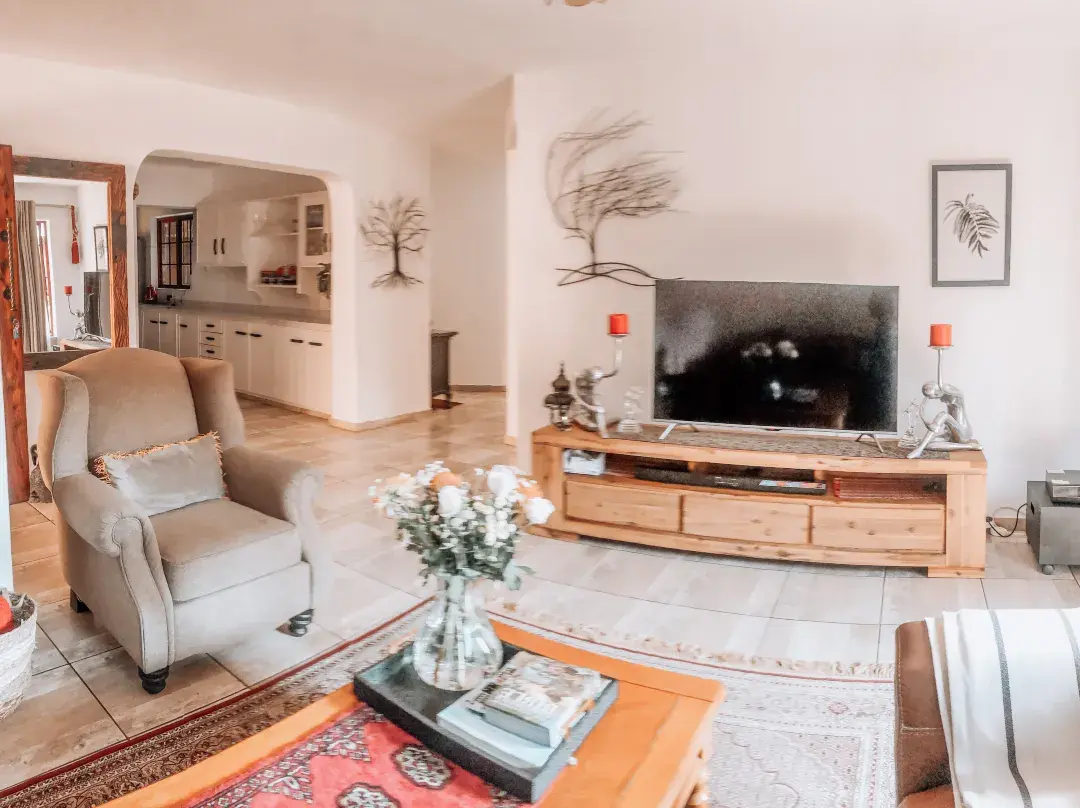 Serene Thatched Roof Retreat In Faerie Glen, Pretoria - Pretoria