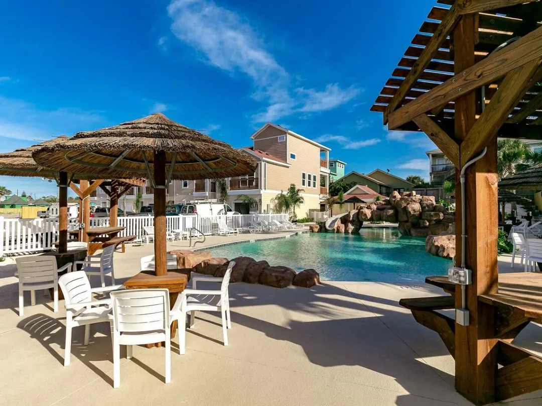Shared Heated Pool, Golf Cart Accessible, Parking For 2 - Port Aransas, TX