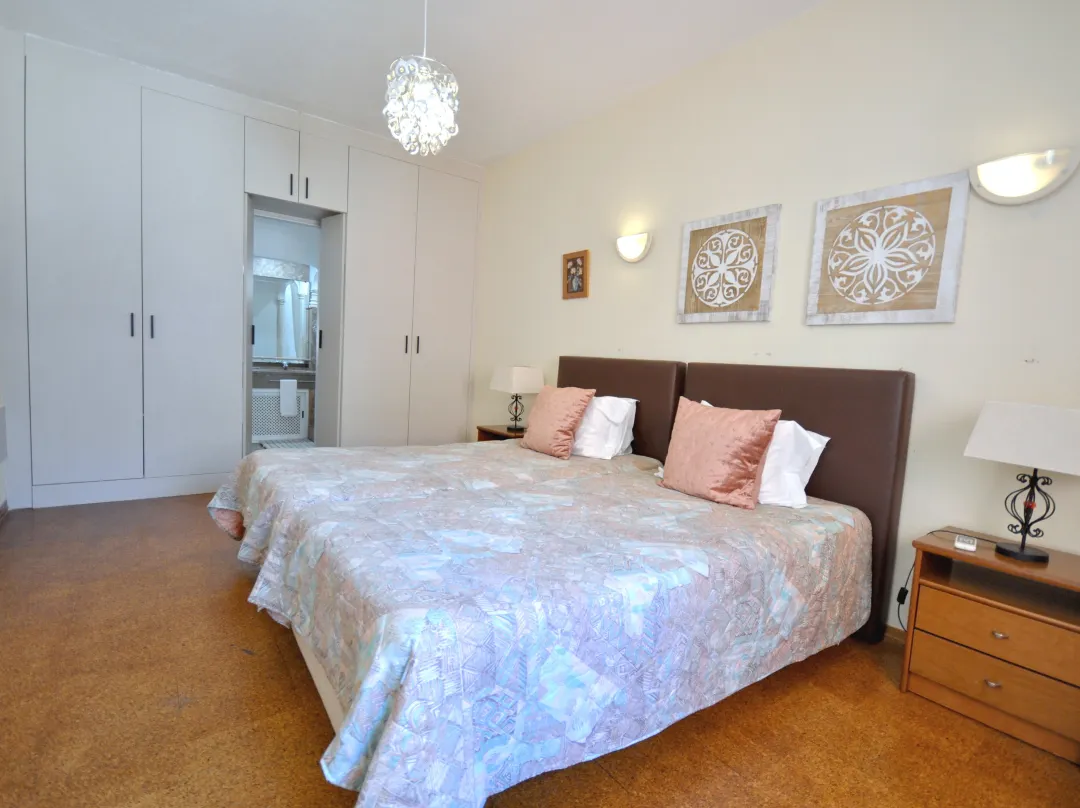 Spacious Retreat With Prime Location, Private Pool, Snooker, Free Ac & Wifi - Quarteira