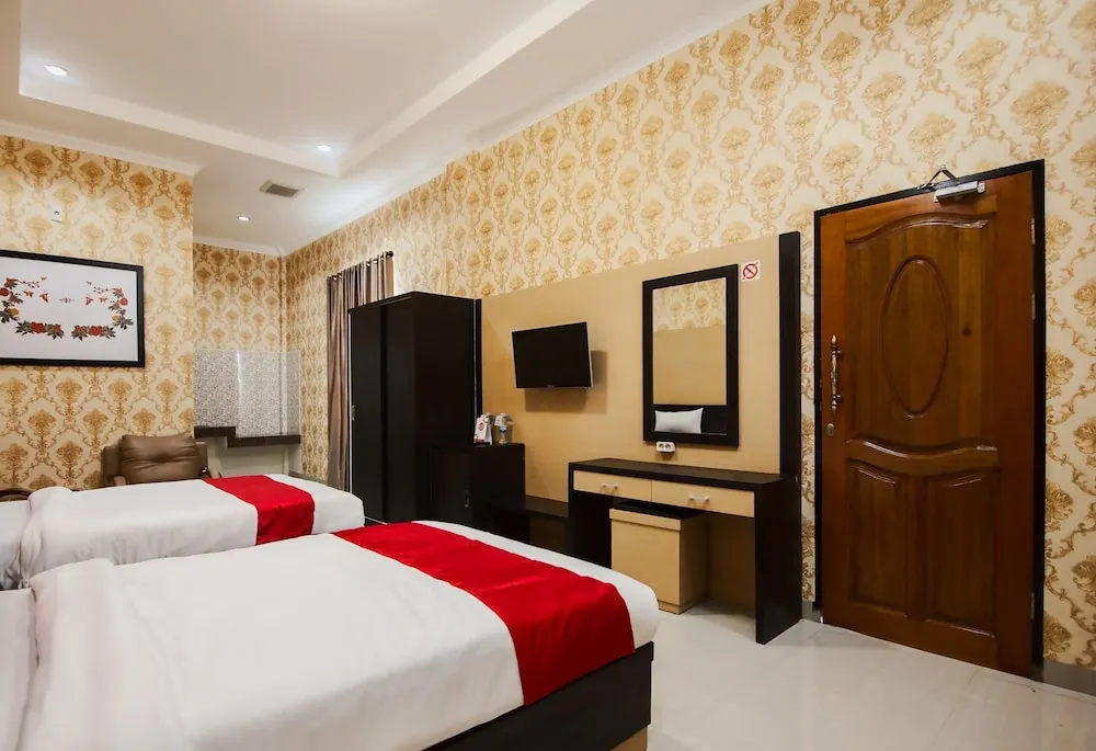 Esther Hotel - Muara