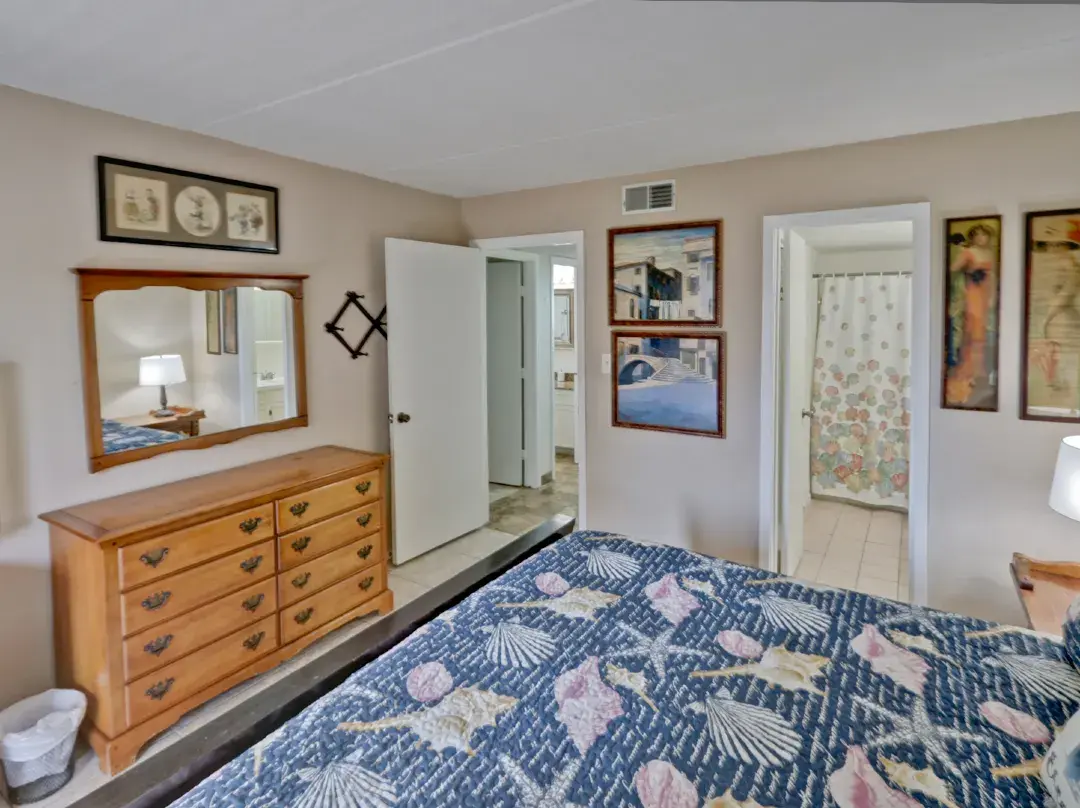 Charming Getaway - Pool, Spa, Wifi, Parking, Waterfront - South Padre Island, TX