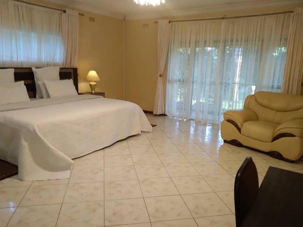 Immaculate 6-beddroomed Guest House In Harare - Harare