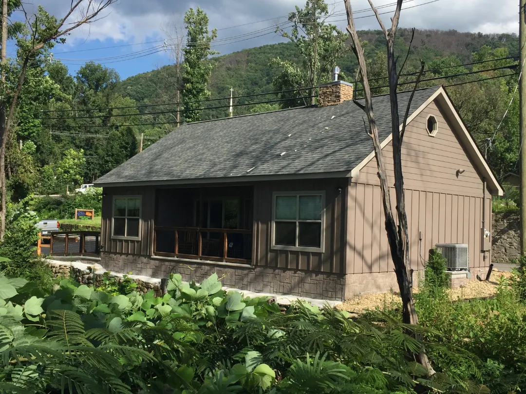 Spectacular Creekfront Retreat - Fireplace, Wifi, Patio - ガットリンバーグ, TN