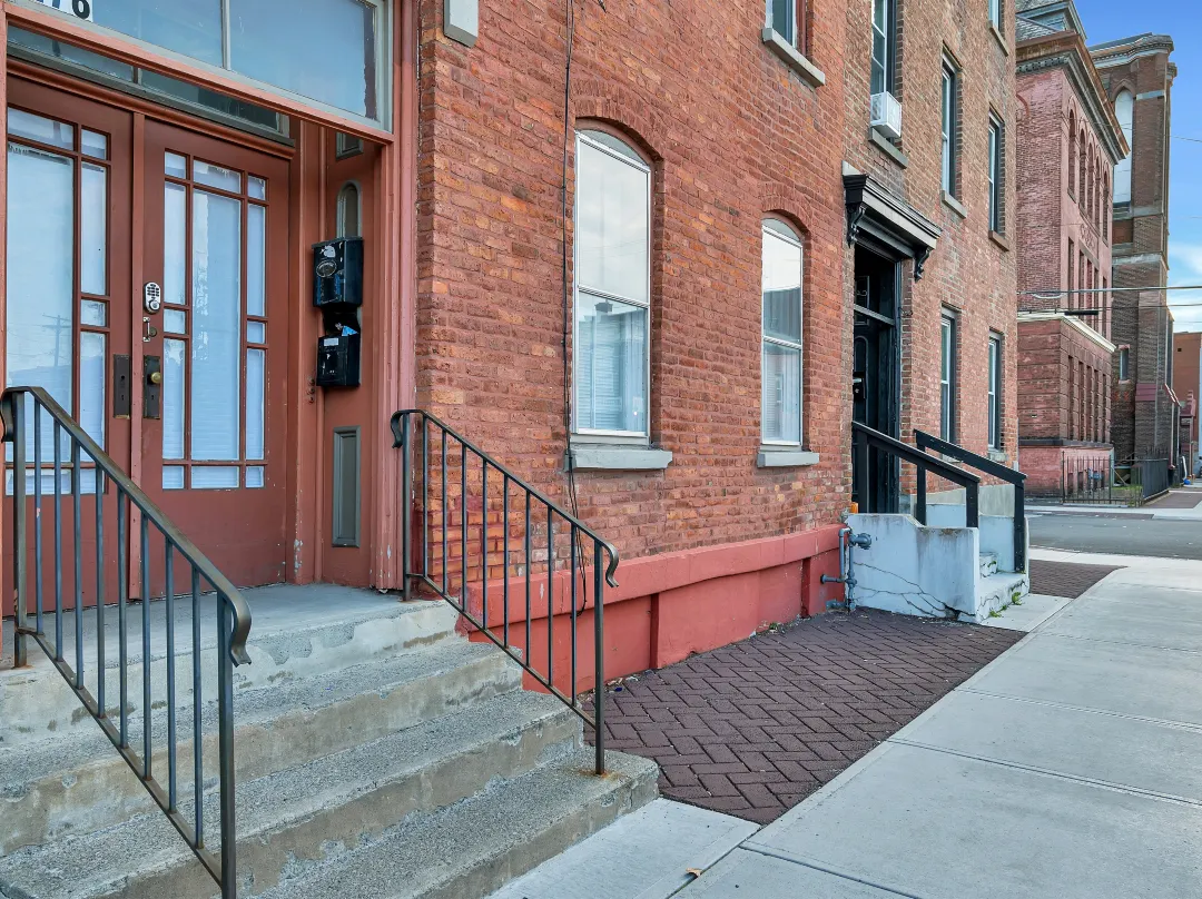 Spacious Living Room And High-speed Wifi - Inviting Urban Retreat - Troy, NY