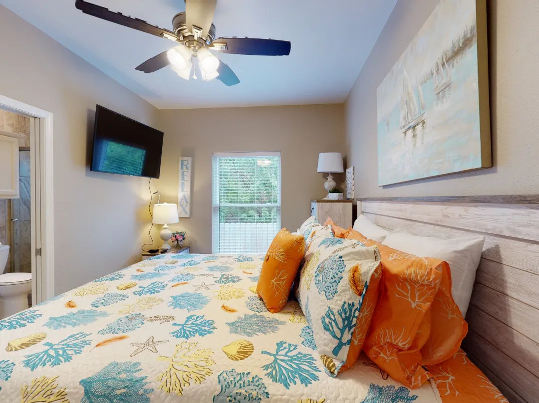 2 Blocks From Beach, Shared Pool, Golf Cart Access - Port Aransas, TX