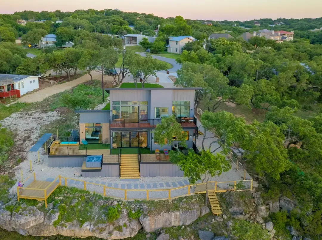Spacious Waterfront Decks And Hot Tub For Relaxation - Charming Oasis - Canyon Lake, TX