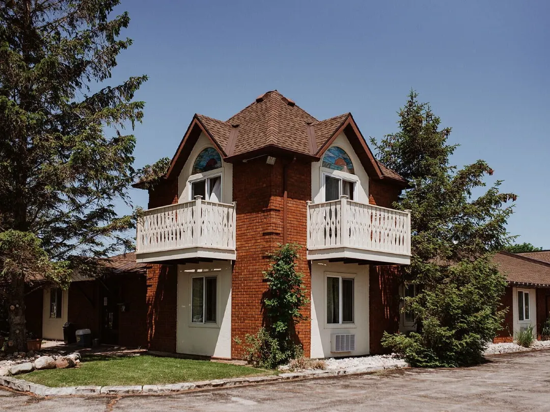 Hessenland Inn & Schatz Winery - Ontario