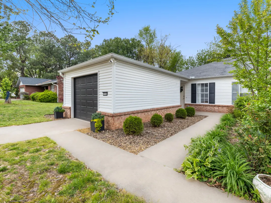 Backyard Fire Pit, Game Area And Cozy Seating - Charming Oasis - Fayetteville, AR