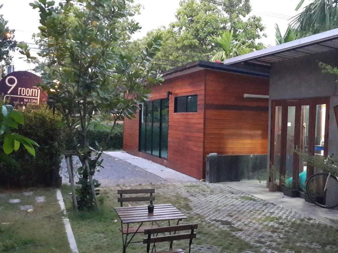9roomz Hotel - Saraphi