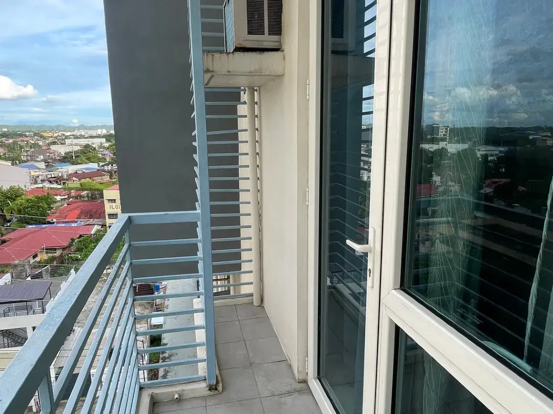 Chic 1br Getaway With Twin Balcony Charm - Iloilo City