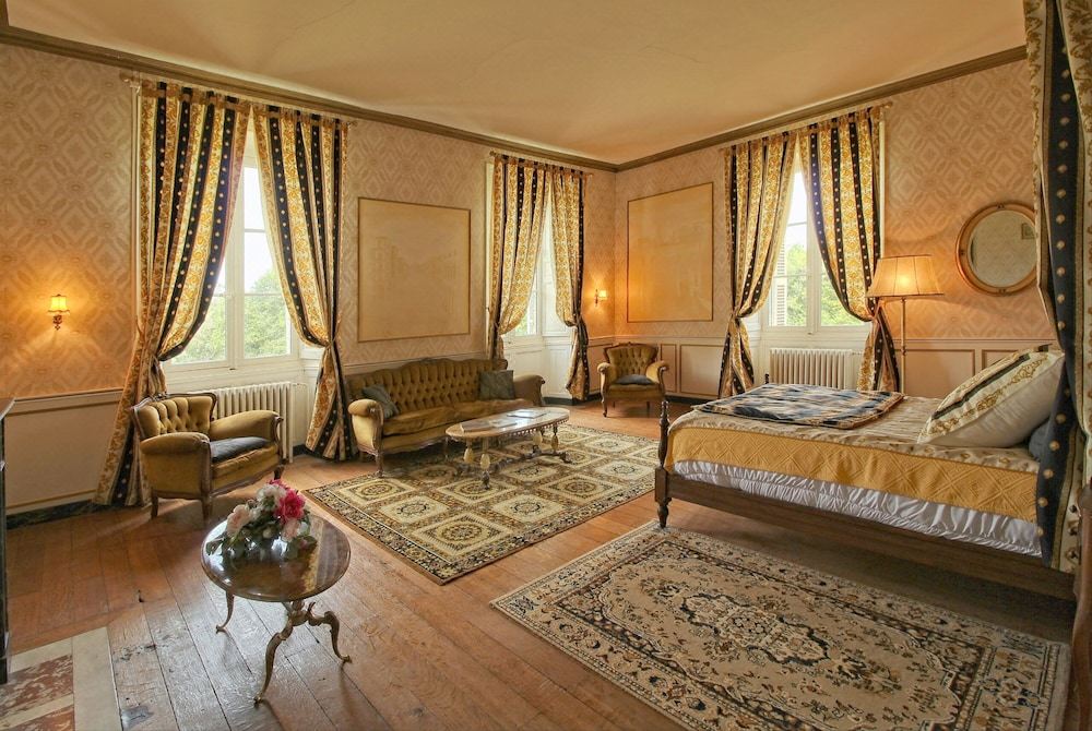 Château Du Hallay : Chambres D'hôtes Et Salle De Réception Idéal Séminaire/mariage Proche Puy Du Fou Vendée Pays De La Loire - Vendée