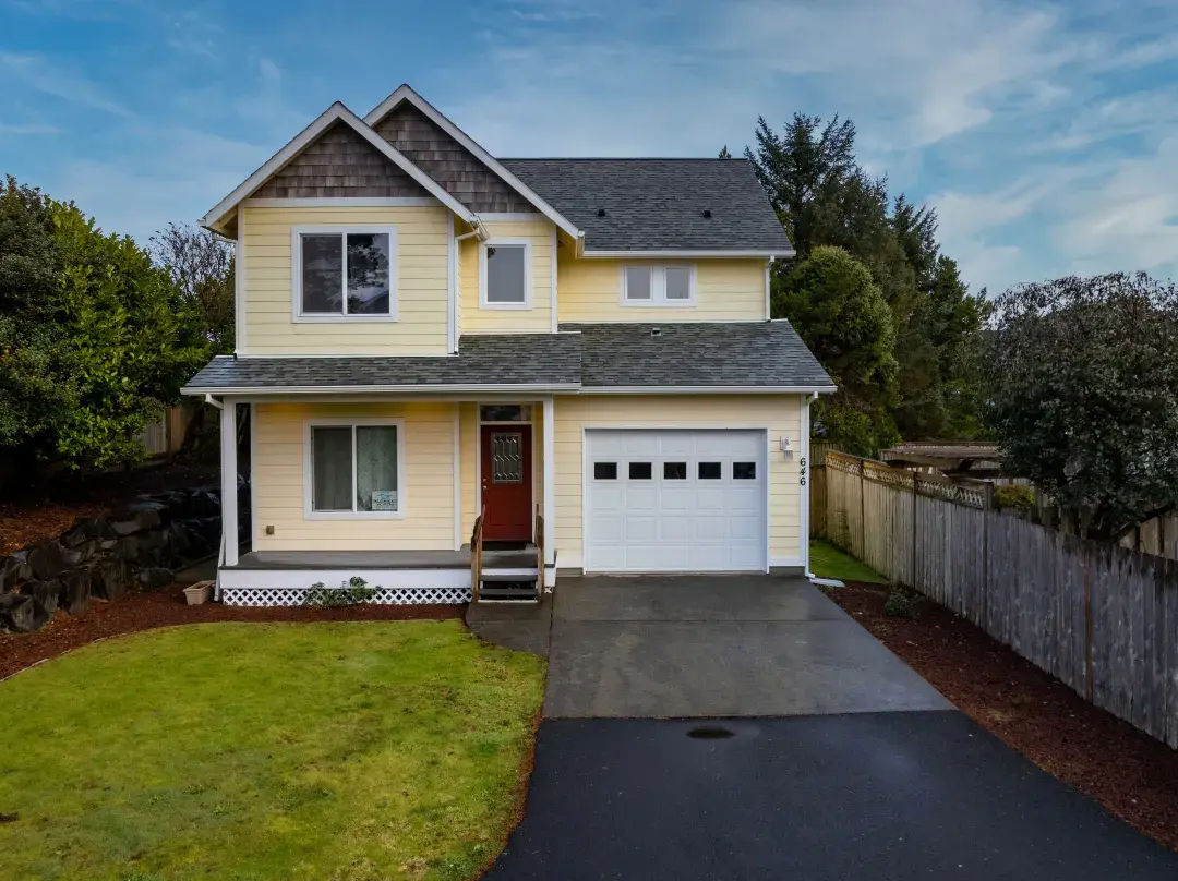 Luxurious Riverside Haven - Fireplace, Garage, Yard - Seaside, OR