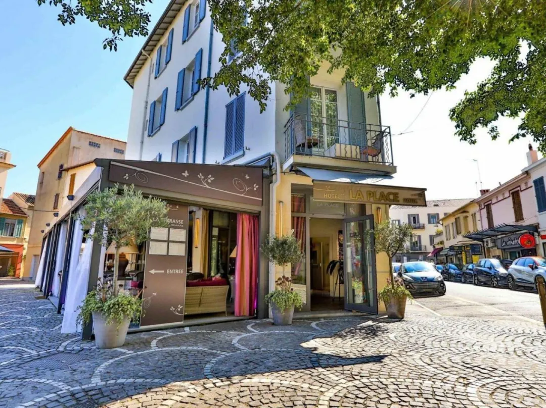Hôtel La Place - Alpes-Maritimes