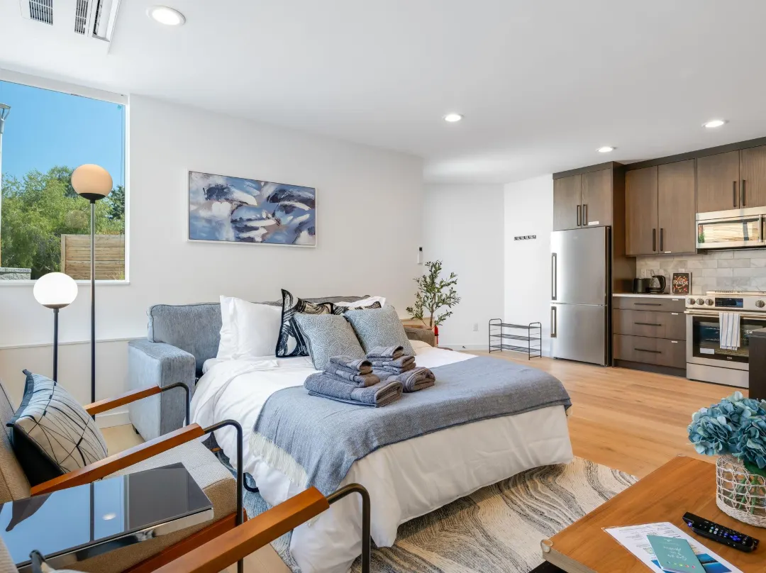 High-end Kitchen And Air Conditioning - Stylish Retreat - Seattle, WA