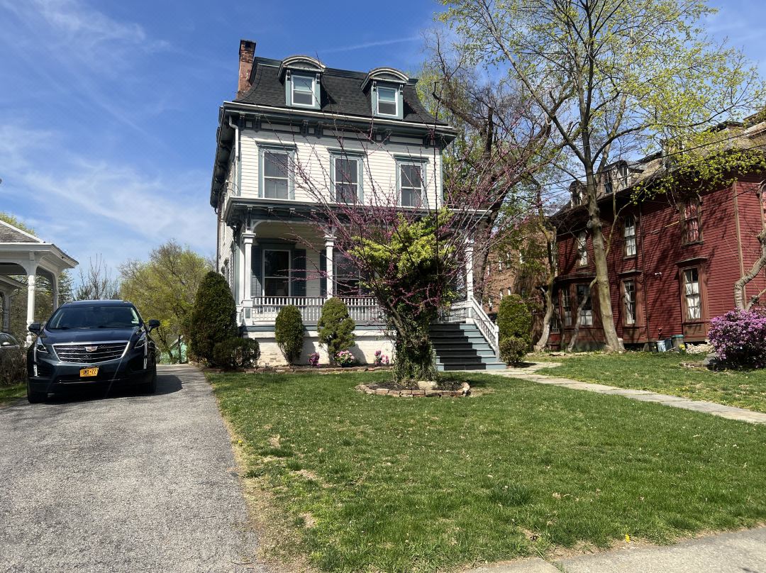 2br Private Victorian Apartment In Convenient City Location On 5 Acre, Sleeps 5 - Hyde Park, NY