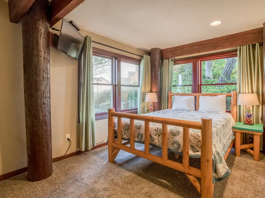 Breathtaking Ocean Views And Rustic Decor - Charming Treehouse Retreat - Lincoln City, OR