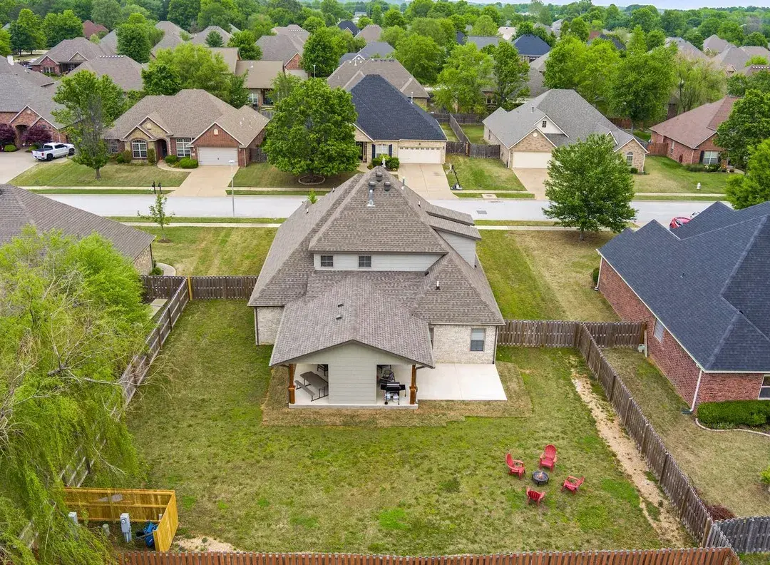 Outdoor Patio With Tv And Fire Pit For Relaxation - Charming Oasis - Fayetteville, AR