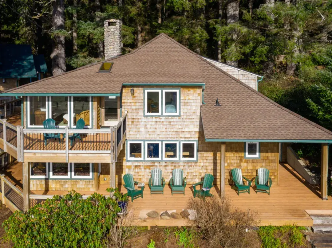 Coastal Views And Artistic Touches - Charming Treetop Retreat - Cannon Beach, OR