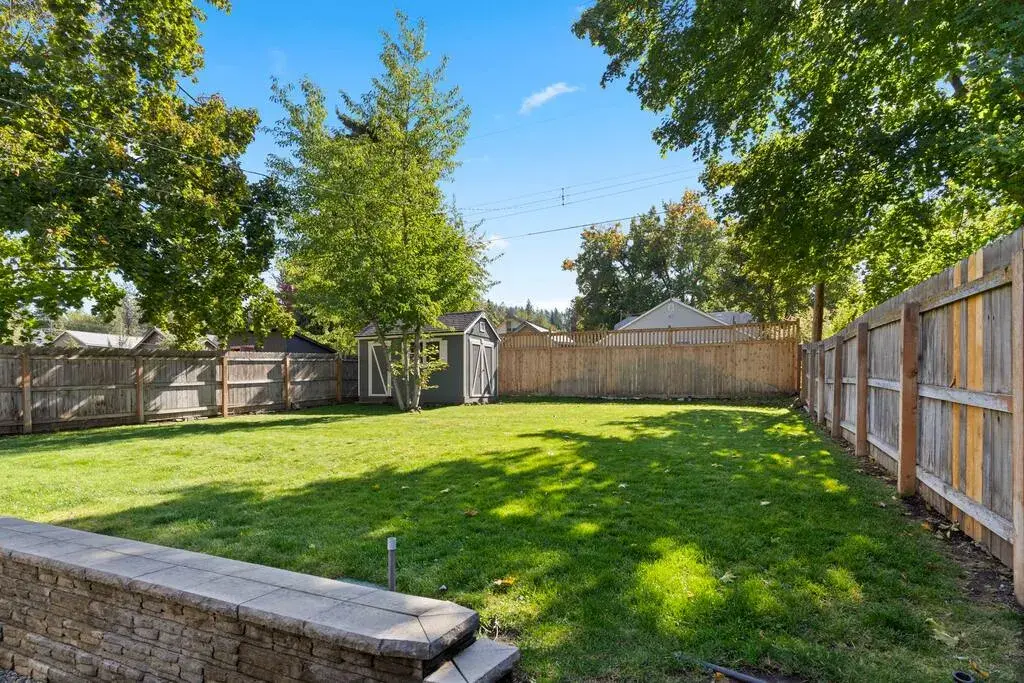 Spacious Yard And Peloton - Charming Retreat With Stylish Comfort - Spokane, WA