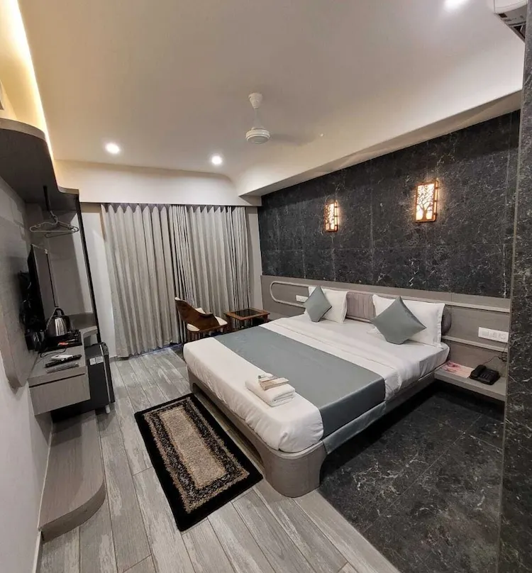 The Royal Era Hotel - Gandhinagar
