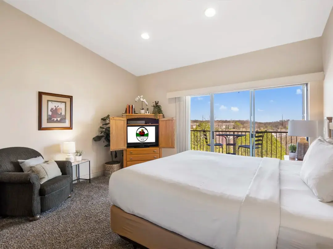 Jacuzzi Tub For Two And Kitchenette - Chic Golf Course Retreat - Branson, MO