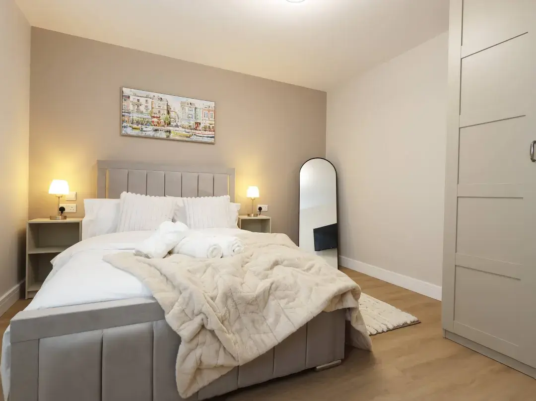 Modern 5br Home New” - Bristol