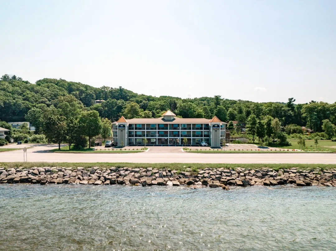 Gold Coast Inn ⁀➷ Breathtaking Sunsets ➠ Standard Lake View Room ➠ 106 - Traverse City