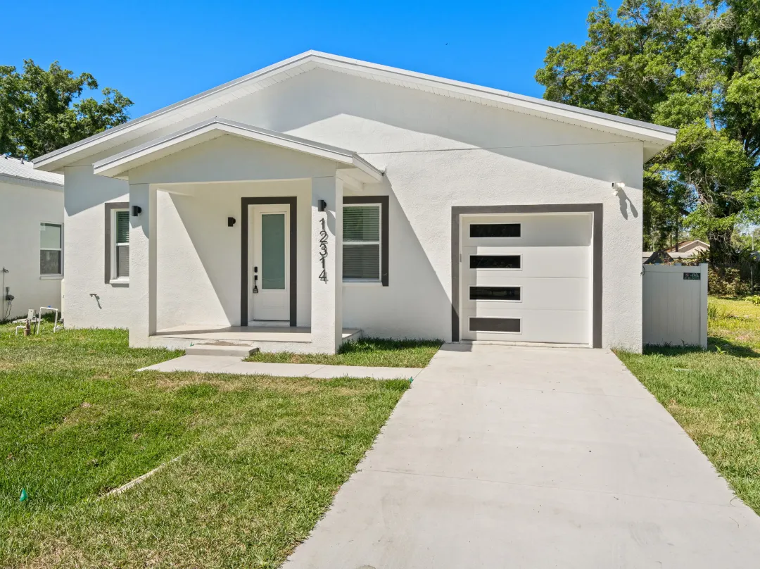 Wellness Room And Stylish Design - Inviting Urban Retreat - Tampa, FL