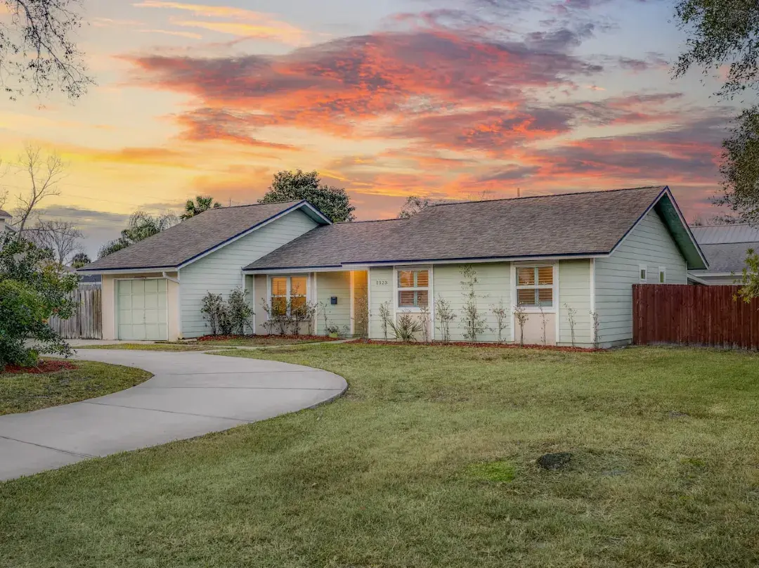 Pool And Fenced Outdoor Space - Cozy Retreat - Jacksonville Beach, FL