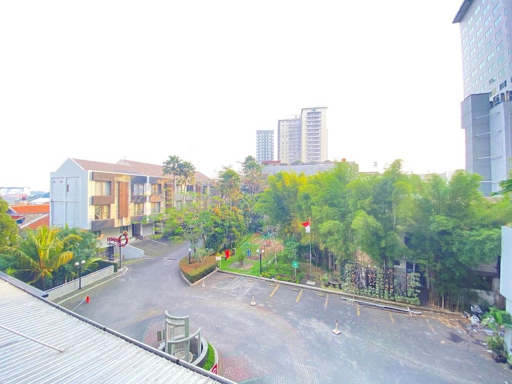 Well Appointed Studio Apartment At Galeri Ciumbuleuit 1 - Bandung