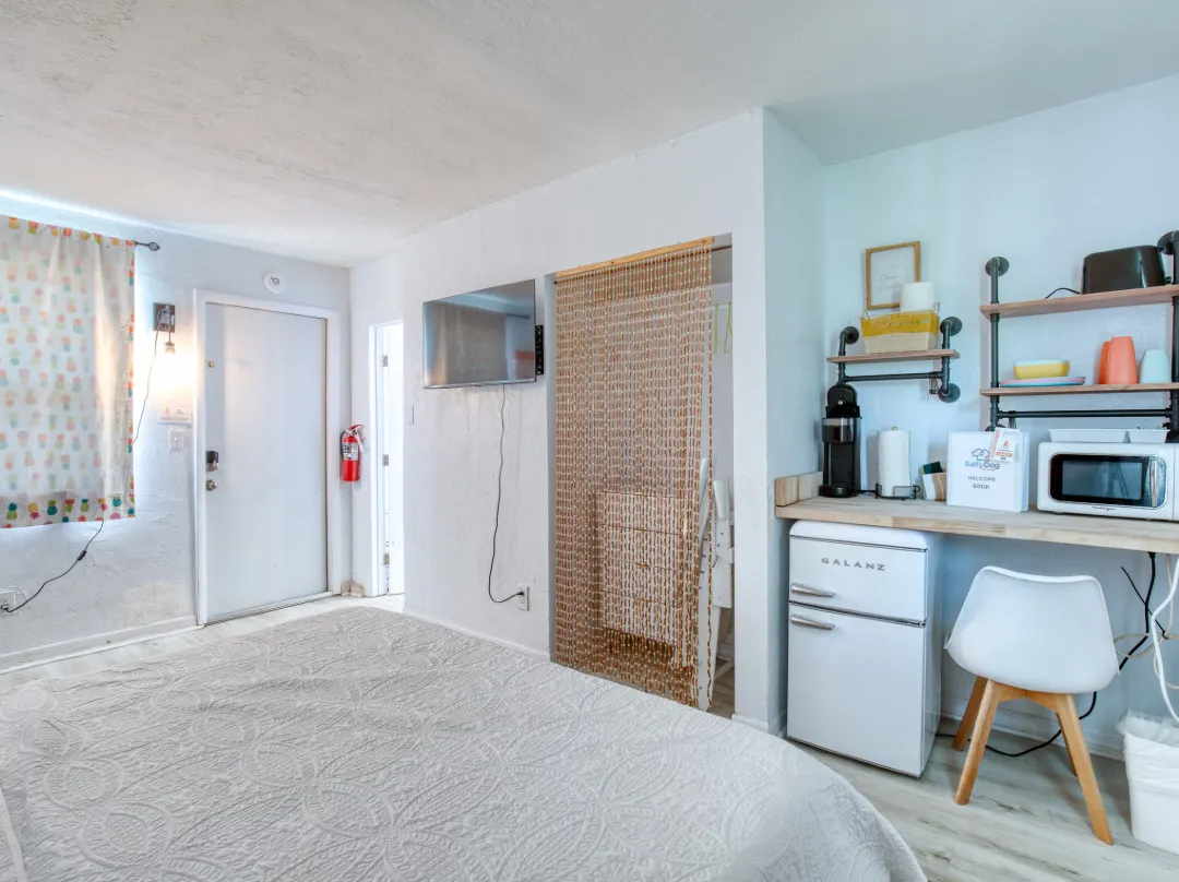 Kitchenettes And Cozy Vibes Await - Charming Retro Escape - Daytona Beach, FL